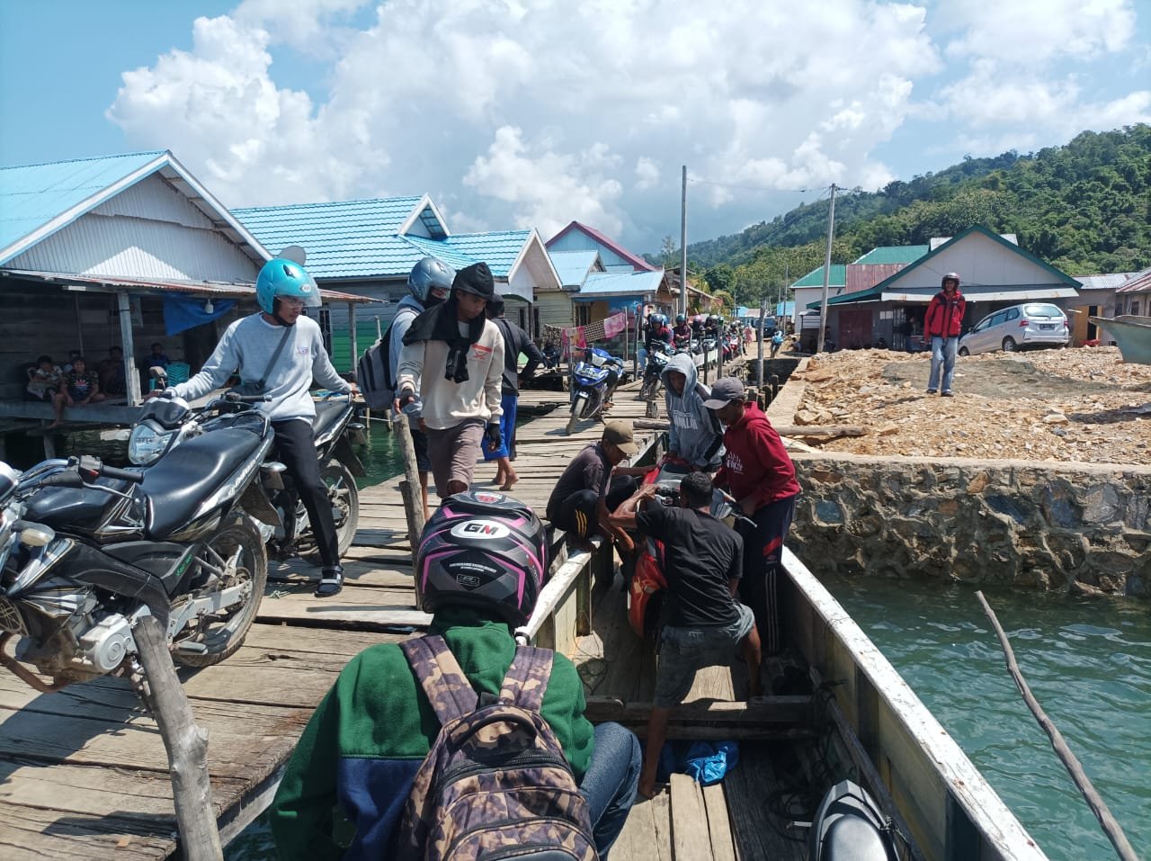 Menghindari Kepadatan di Pelabuhan Amolengo - Labuan, Pemudik Pilih ...
