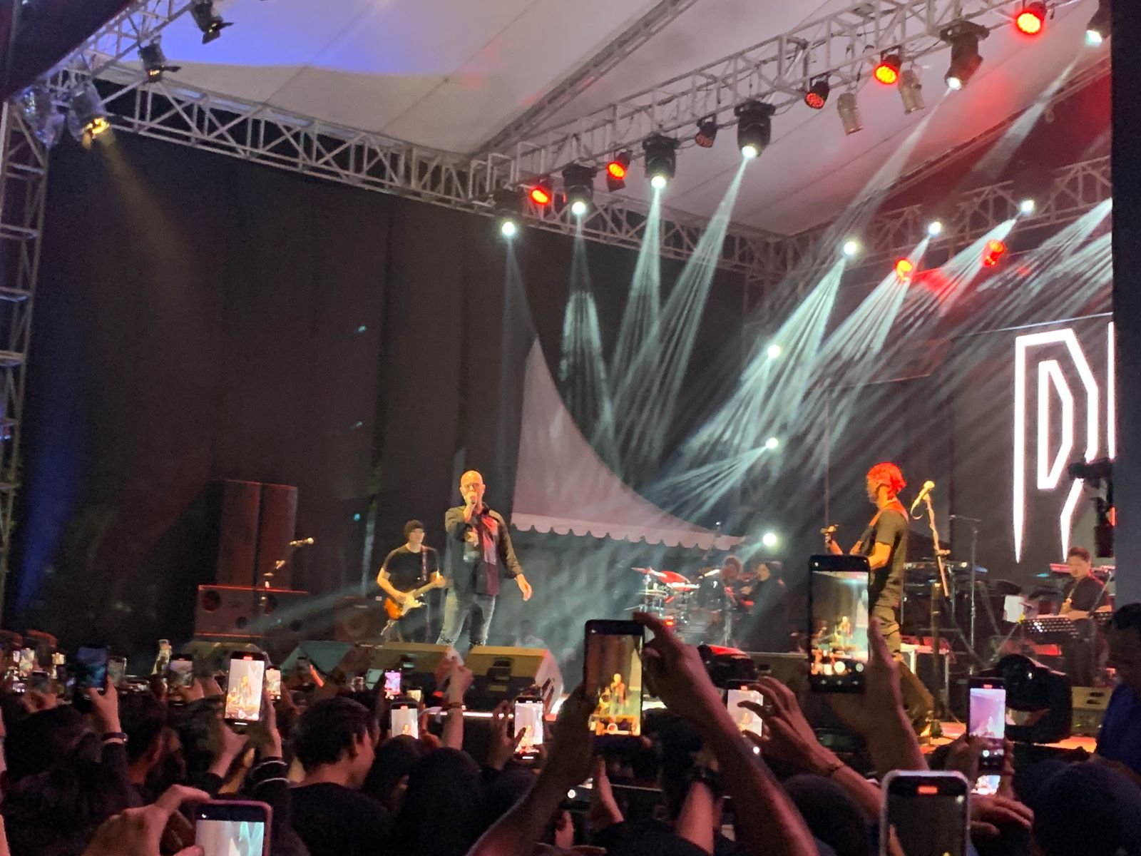 Ribuan Warga Kendari Larut dalam Konser A Night With Symphony Dewa 19