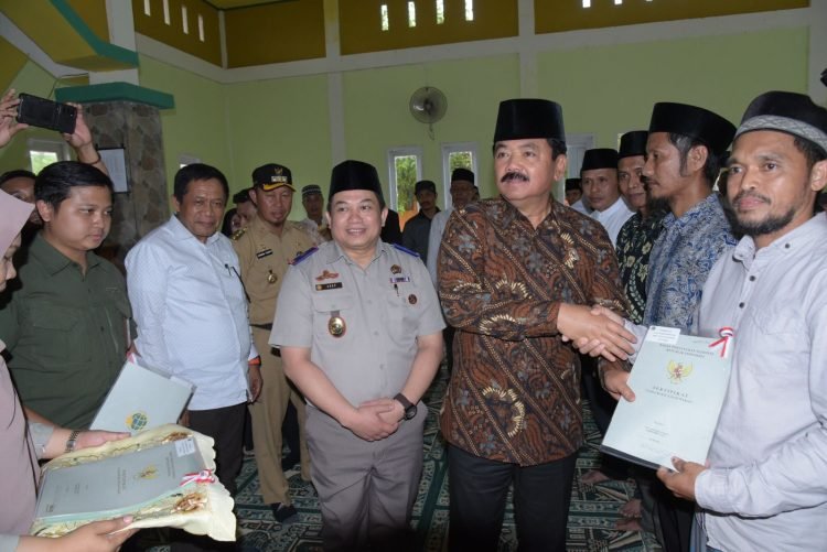 Menteri ATR/BPN RI Serahkan Langsung Sertifikat Tanah pada 10 Warga ...