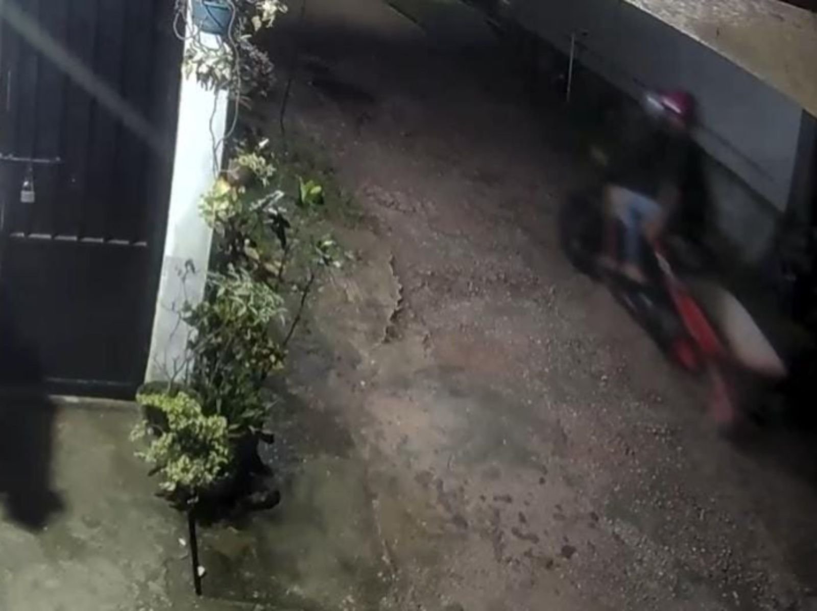 2 Pria di Kendari Terekam CCTV Curi Gerobak Dorong
